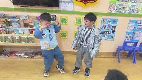 原本是上台背诵古诗的,这一段表演让老师猝不及防啊