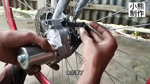 小伙把自行车改成电动车一自行车