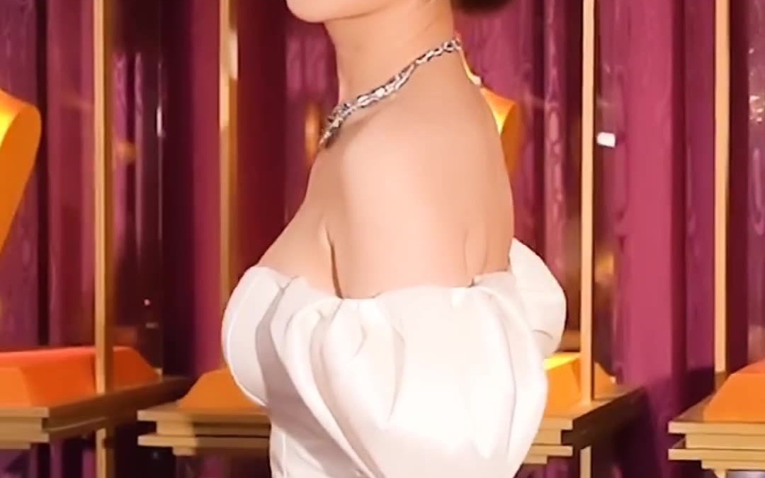 李小冉一身BeauteCommeToi柏蒂塔白色礼服出席宝格丽高级珠宝新品...