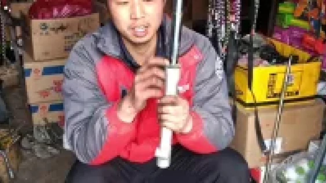 电动车前减震漏油,是可以更换油封的,农村10年修理工为你演示;学会...