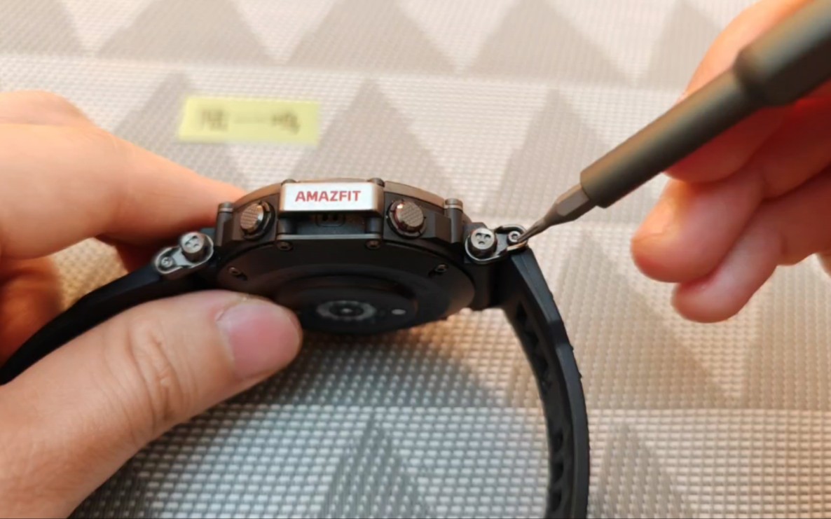 华米Amazfit T-Rex Ultra表带拆卸教程