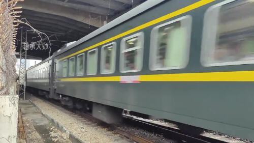 HXD3C-0536号火车拉着K485次列车,飞快地穿过笋岗站