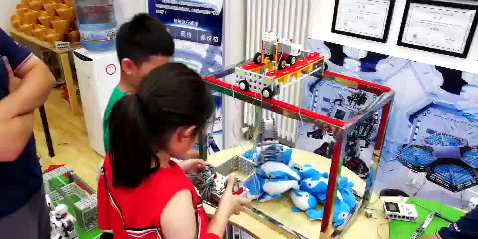 积木搭建编程抓娃娃机