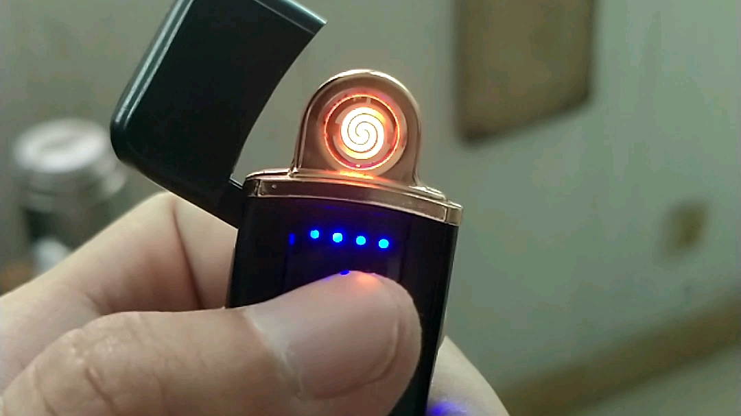 尊贵的象征,电子点烟器充电打火机,抽烟格逼高,一闪一闪亮晶晶!