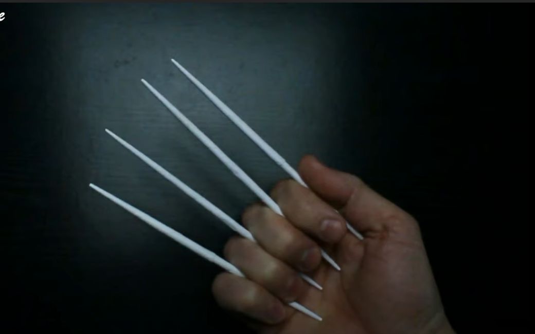 纯用白纸折出火影忍者里白的飞针,一模一样!
