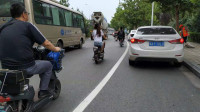电动车在机动车道上行驶,你以为他们愿意吗?主要是这3点原因