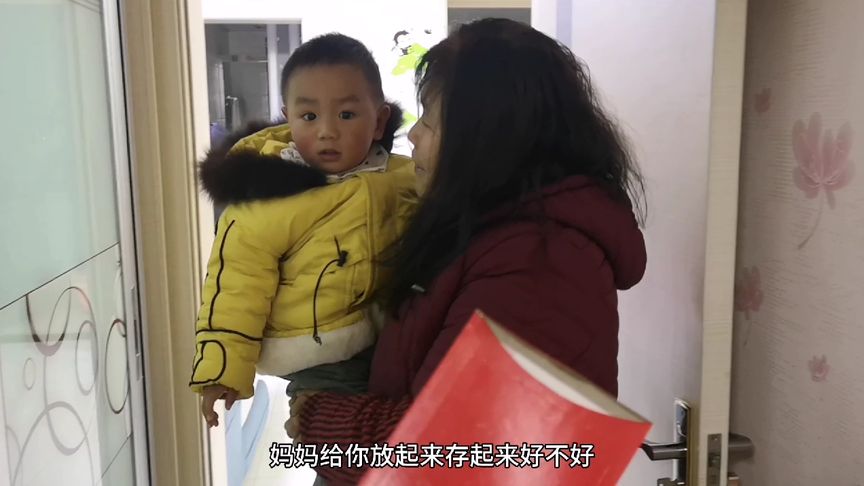 两岁娃娃对压岁钱没有概念,但是收到钱都交给妈妈,谁都要不走!