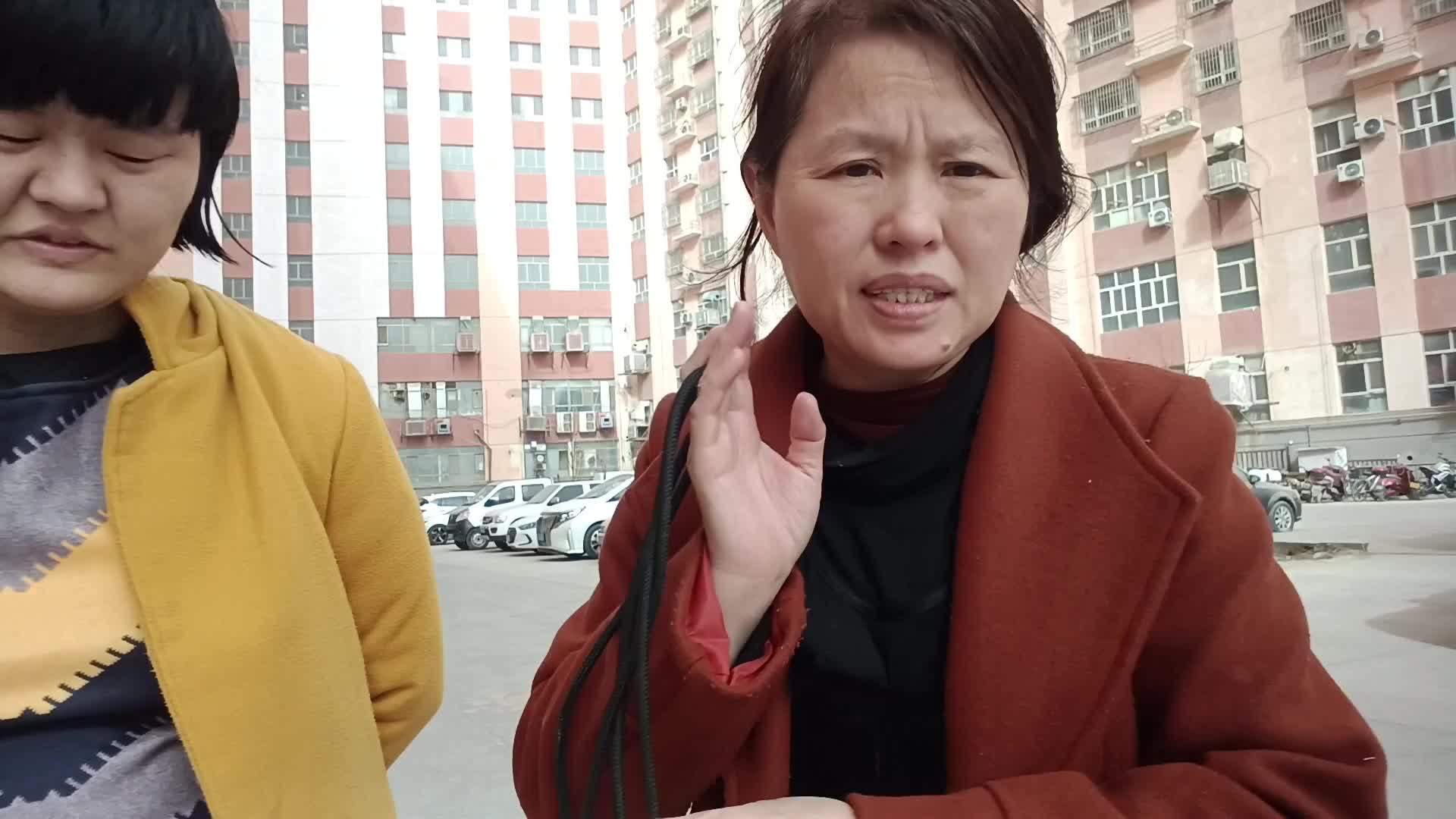 小时候接近正常的自闭症孩子。现在发展成为了一个机器人木头人。