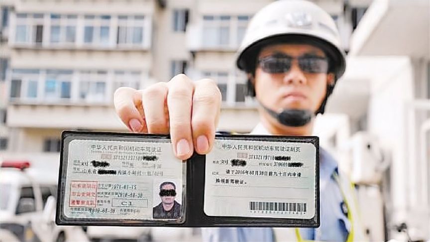 开车上路年龄限制更新?多少岁就不能开车?算算你还能开几年?