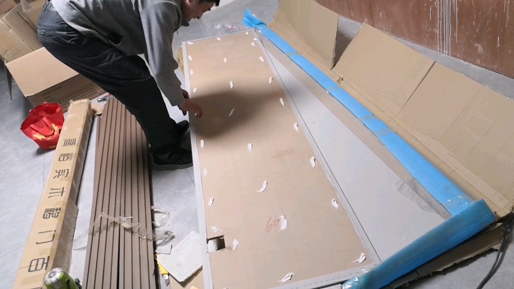 网红背景墙-皮革硬包➕实木格栅安装过程，简约轻奢，很漂亮