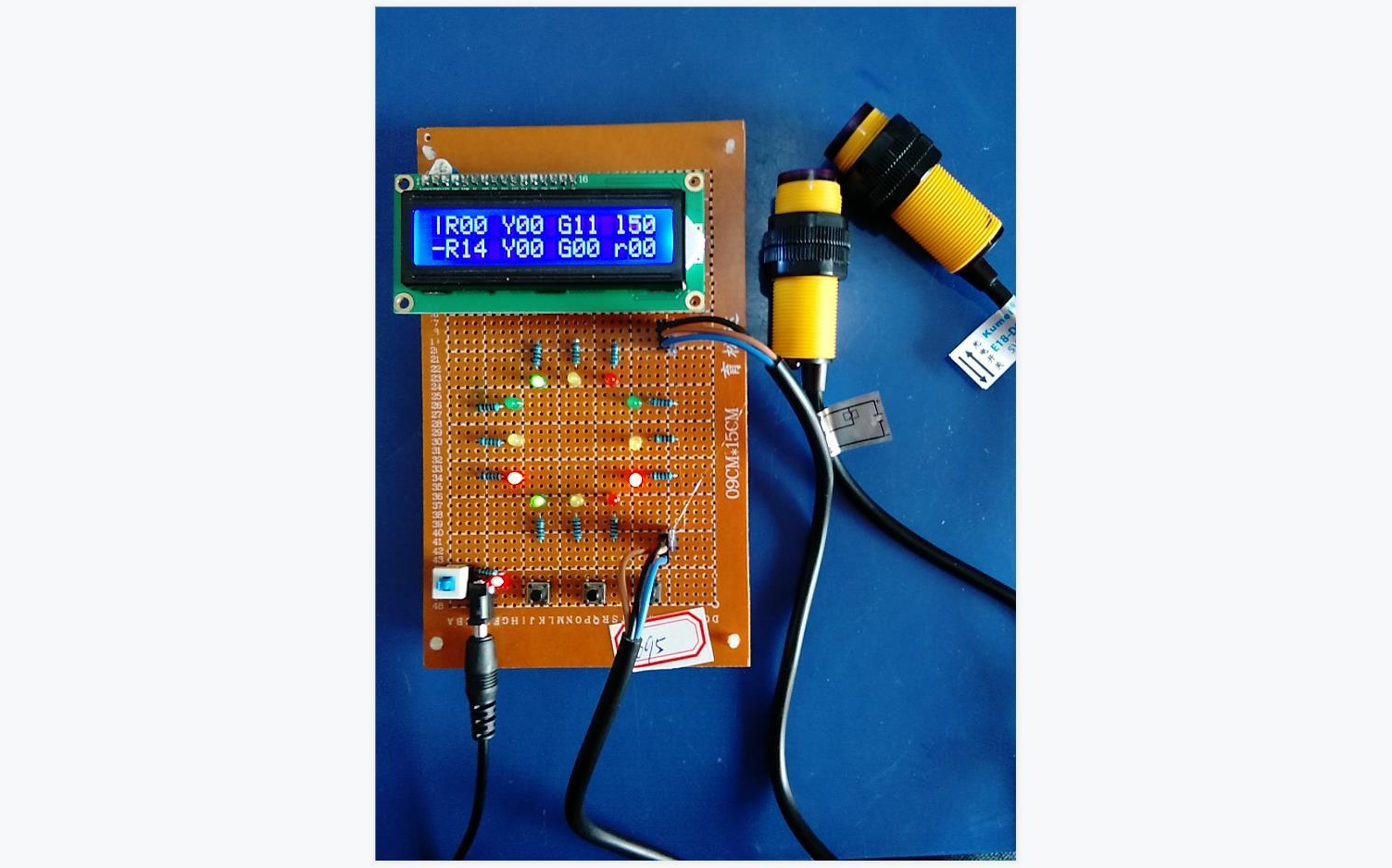 基于51单片机的智能交通灯堵车流量红外检测设计+按键设置红绿灯...