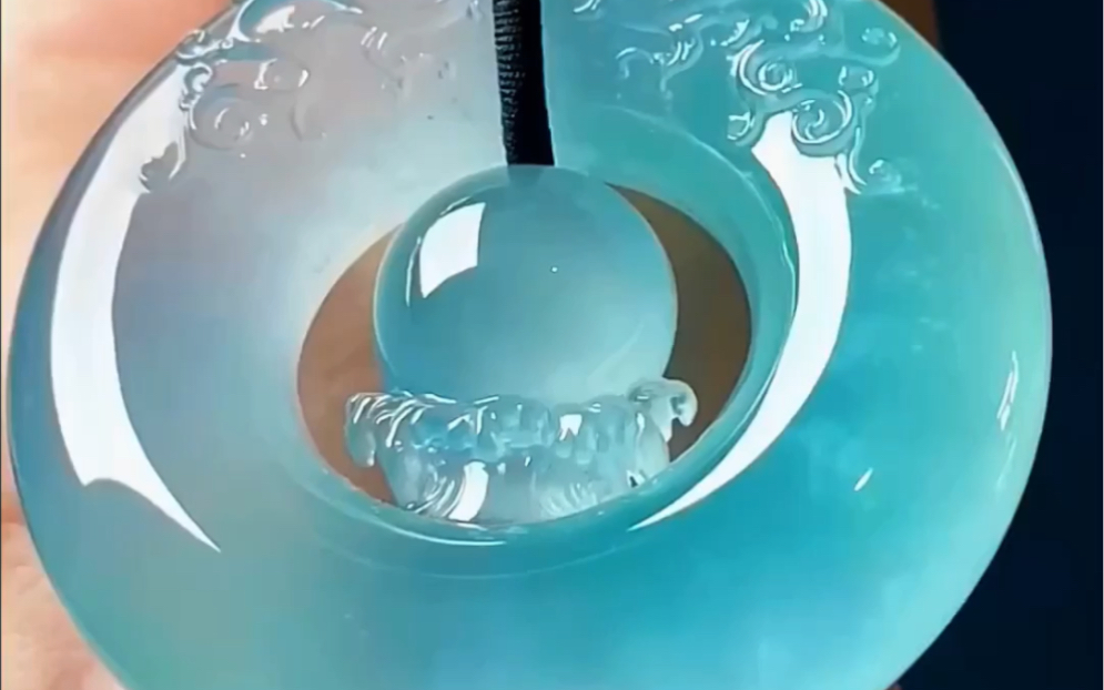 这天空蓝的镯芯,我本想拿去车珠子的,可师傅非说这拿去车珠子太浪费...