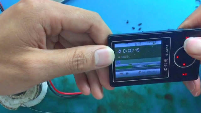 老古董MP4播放器,维修过还能播放音乐,很实用