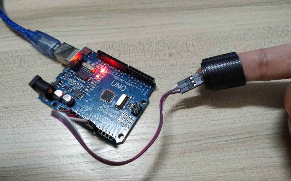 arduino+脉搏传感器+手指测心率心电图显示挺平稳的