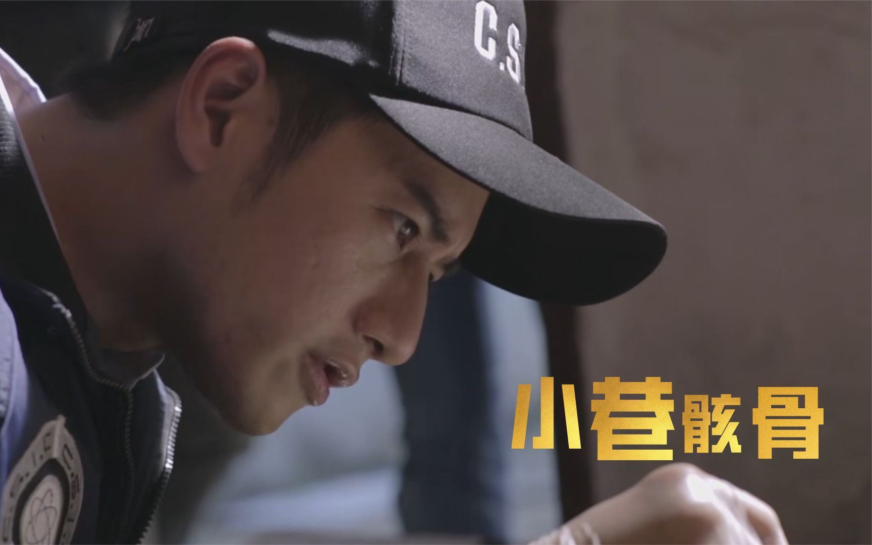 小巷中发现一具骸骨,怎料内衣上的指纹,成警方破案关键!悬疑片