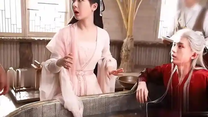 沉香如屑:杨紫成毅高甜吻戏曝光,浴桶吻又欲又上头,导演:用力