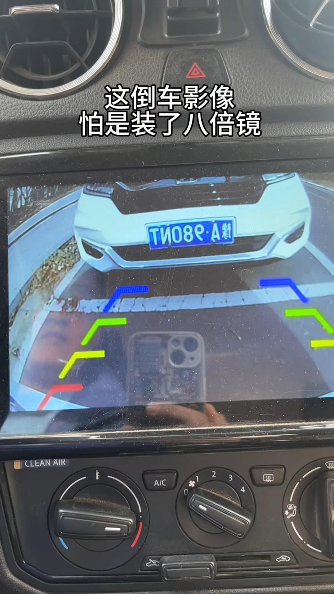 网友侧方位停车,这倒车影像是装了八倍镜吧