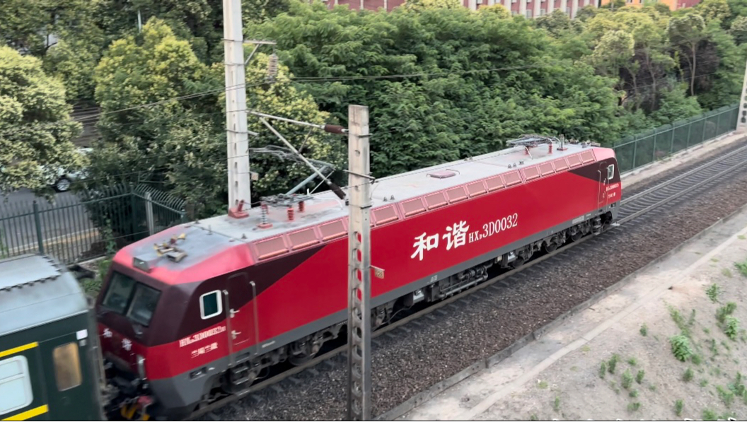 Z266次列车经过陇海铁路和宝成铁路交汇处