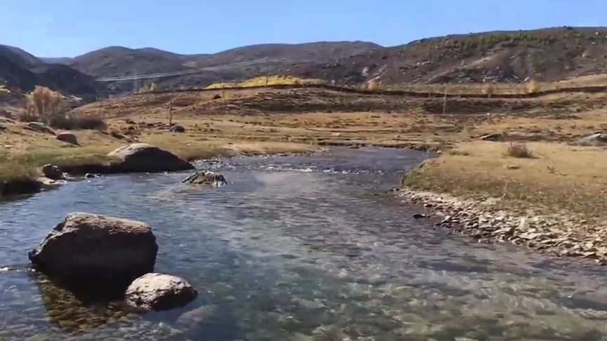 《从你的全世界路过》取景地稻城,山下小溪