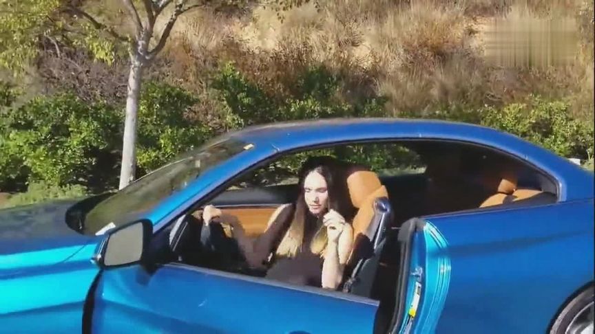 60万的宝马硬顶敞篷车,当女销售让你看到实车的时候你将无力抵抗