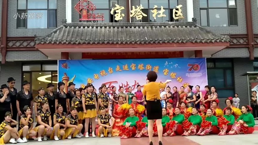 农安电视台百姓大舞台走进社区 主持人和演员一起高喊宣传口号!