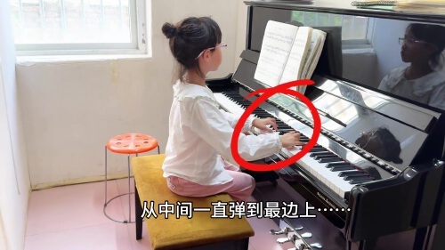 4岁宝宝模仿姐姐弹琴,动作标准一气呵成,妈妈爆笑:钱包又空了