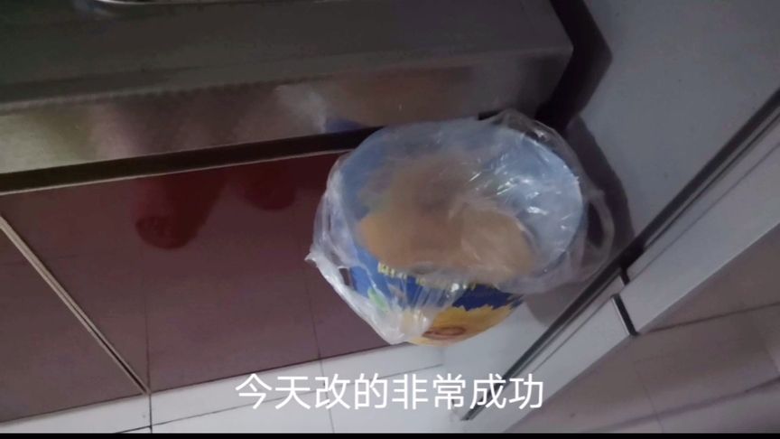 宝妈在家废物利用 改做厨房柜门上小垃圾桶 环保又实用