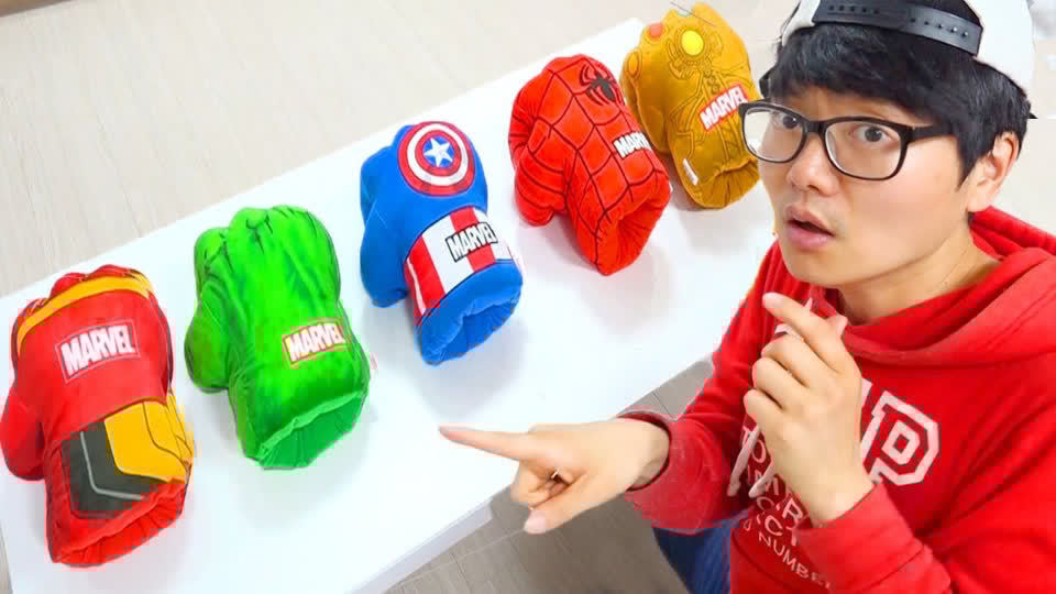 宝蓝玩角色扮演游戏,变身超级英雄帮助弱小,太有趣了!