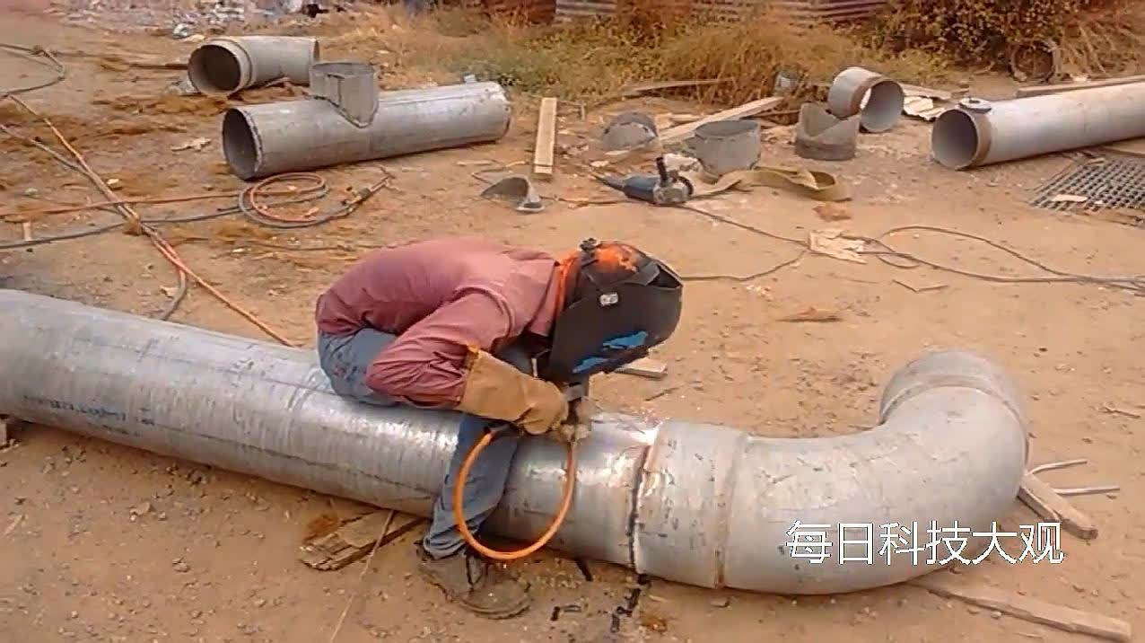 给镀锌管焊接弯头,看焊工师傅怎么操作的,手法学到了