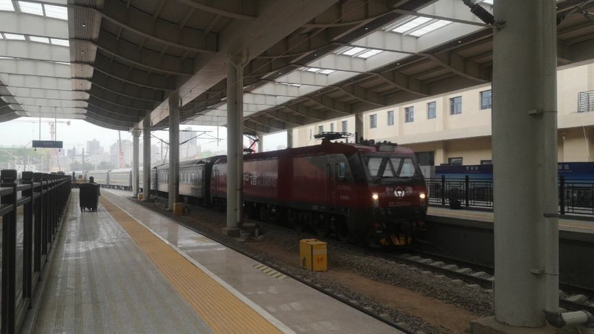 电客K362次(银川——上海)进西安新火车站