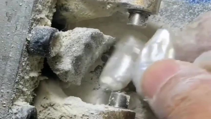 小伙买来这样的珍珠,为什么珍珠这个形状,都是要打磨的吗!