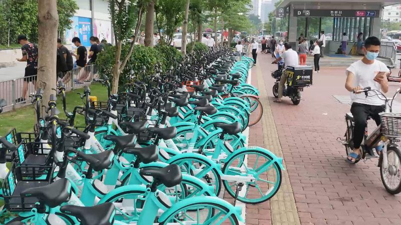 深圳西丽众多青桔单车无法解锁,占满公共车位,官方称将修复后台
