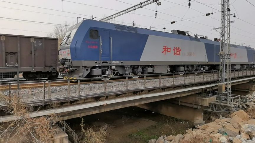 大秦铁路两万吨重载列车进站了,开往秦皇岛码头!