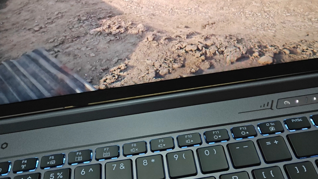 机械革命极光x,电流声。这正常吗?正常在桌面的话不会有这种,只有是...