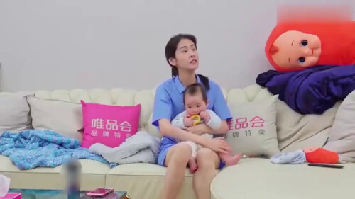 张碧晨哄娃太难了,刚唱了两句就被嫌弃,结果萌娃哭的好委屈!
