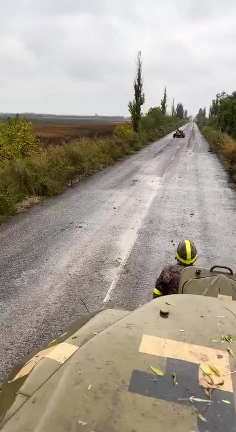 乌军新成立的无人机军团发布新杀器,快速突击无人战车准备上场,与...