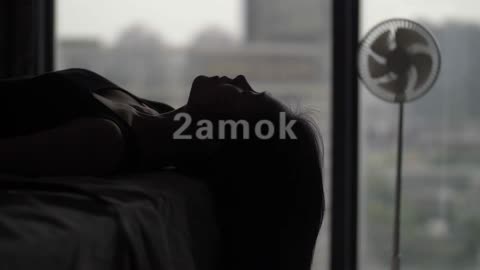 房间里悲伤失落抑郁的女孩剪影4k视频-凌点视频素材网