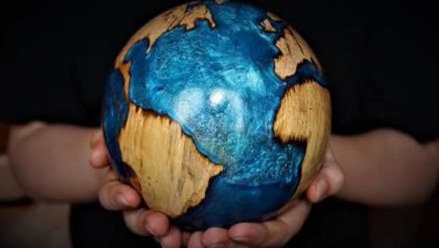 为孩子学习,老外竟用木头自制"地球仪"?网友:地理老师已上线