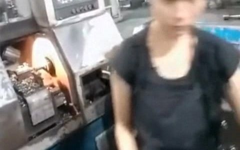 数控女生,一个人操控三台机,真的厉害