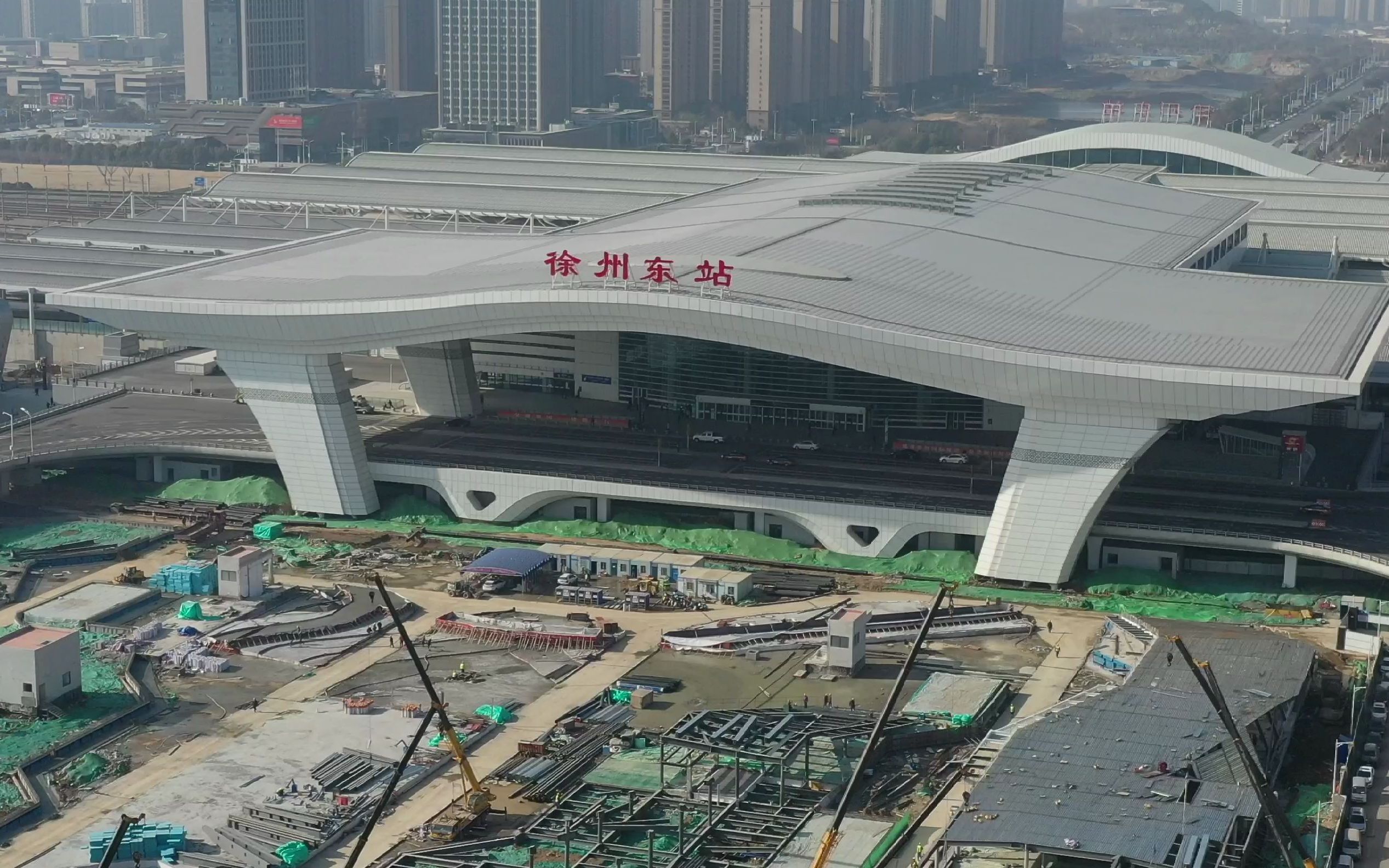 ...路过仍然在建设徐州高铁站 发现有好多起重机在施工 这是在建什么呢?