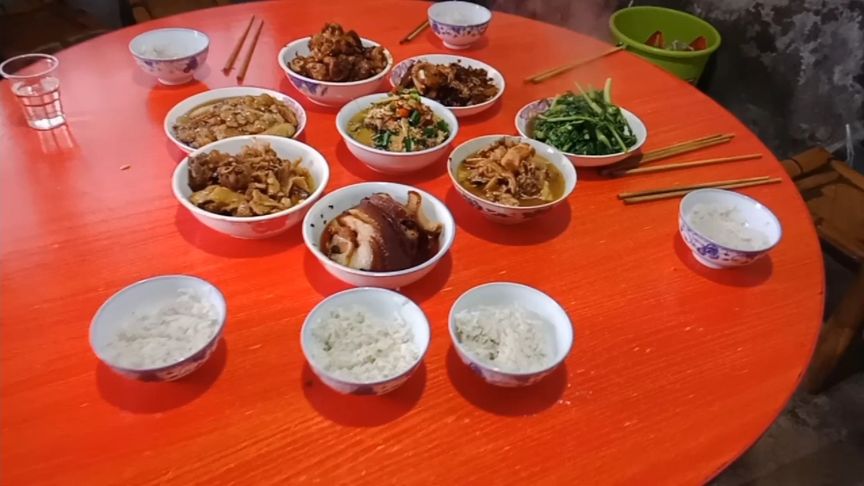 都在晒年夜饭,有没有像我们这么简单的年夜饭呢?湖南还有这习俗