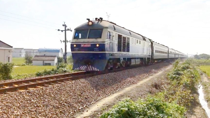 新长铁路上的火车 DF11牵引K1142次列车由南通开往洛阳