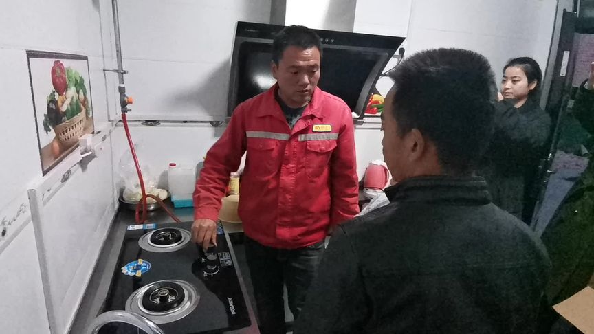 西安市西蓝天然气技术员入户安检,为用户讲解天然气使用安全常识