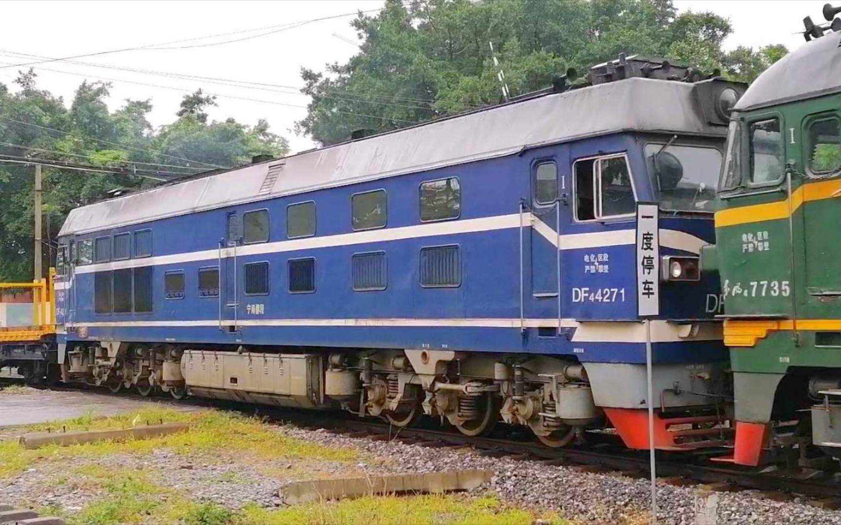 5辆罐车的油够用?记录2台内燃机车牵引工务空车出库施工