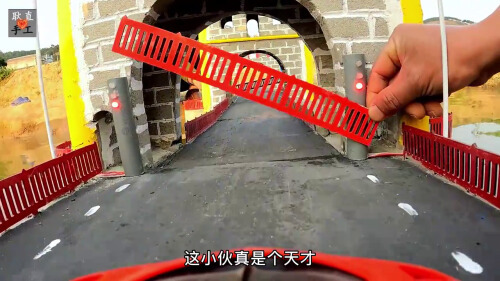 小伙在自家的田地里徒手打造出一座伦敦塔桥模型,真是不可思议!
