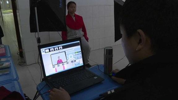 果然视频|中小学生申办居民身份证需要那些材料?民警.