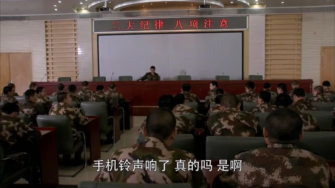 新兵们正学习条令条例,没想到电话突然响起,这下可闯大祸了