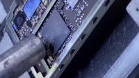 苹果8无服务不读卡,竟是一颗小芯片惹的祸,看维修师傅怎么修好