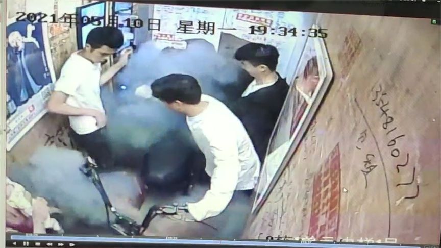 电梯内电动车起火致5人烧伤包括一名婴儿 监控记录恐怖一幕
