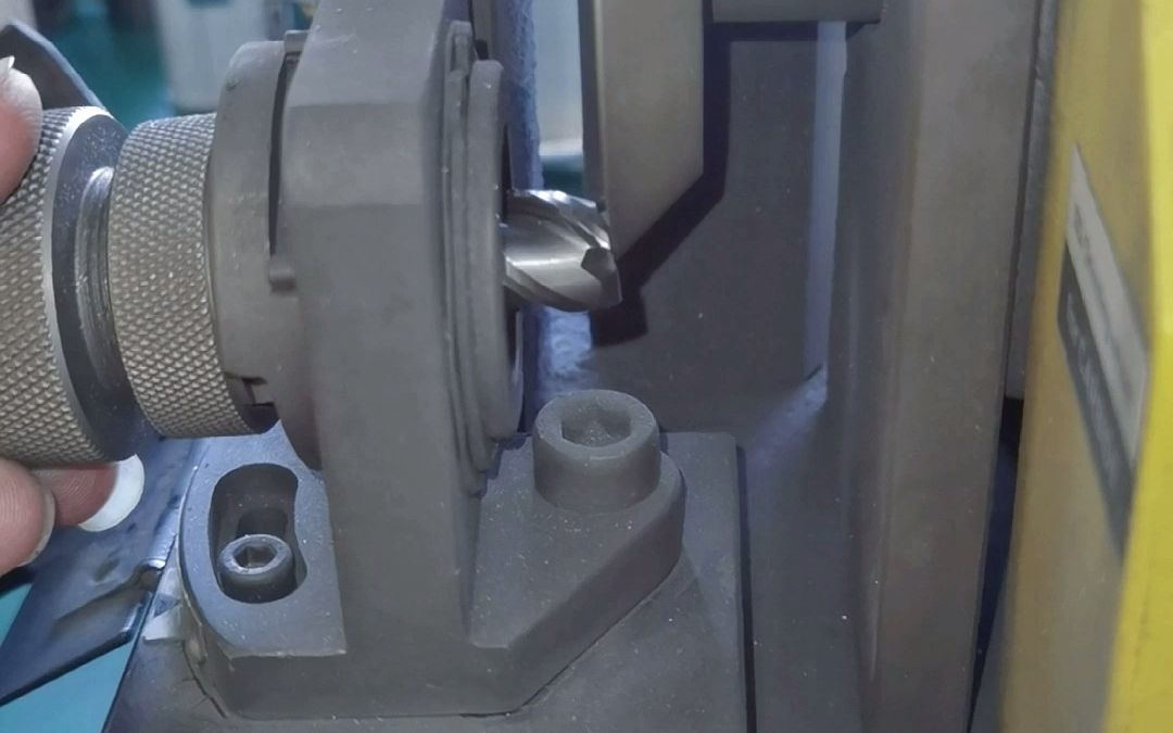 MRCM美日机床 13L铣刀研磨机只需4步轻松修磨铣刀